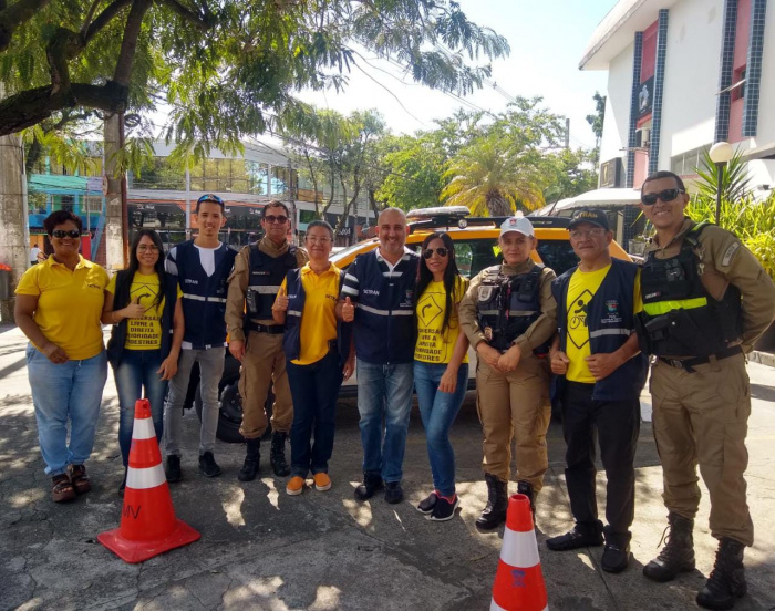 Conversão à direita: motoristas recebem orientação e folhetos ...